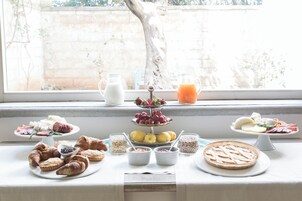 Pequeno-almoço tipo buffet diário (20 EUR por pessoa) 