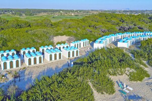 Uma praia privada nas proximidades, praia de areia branca 