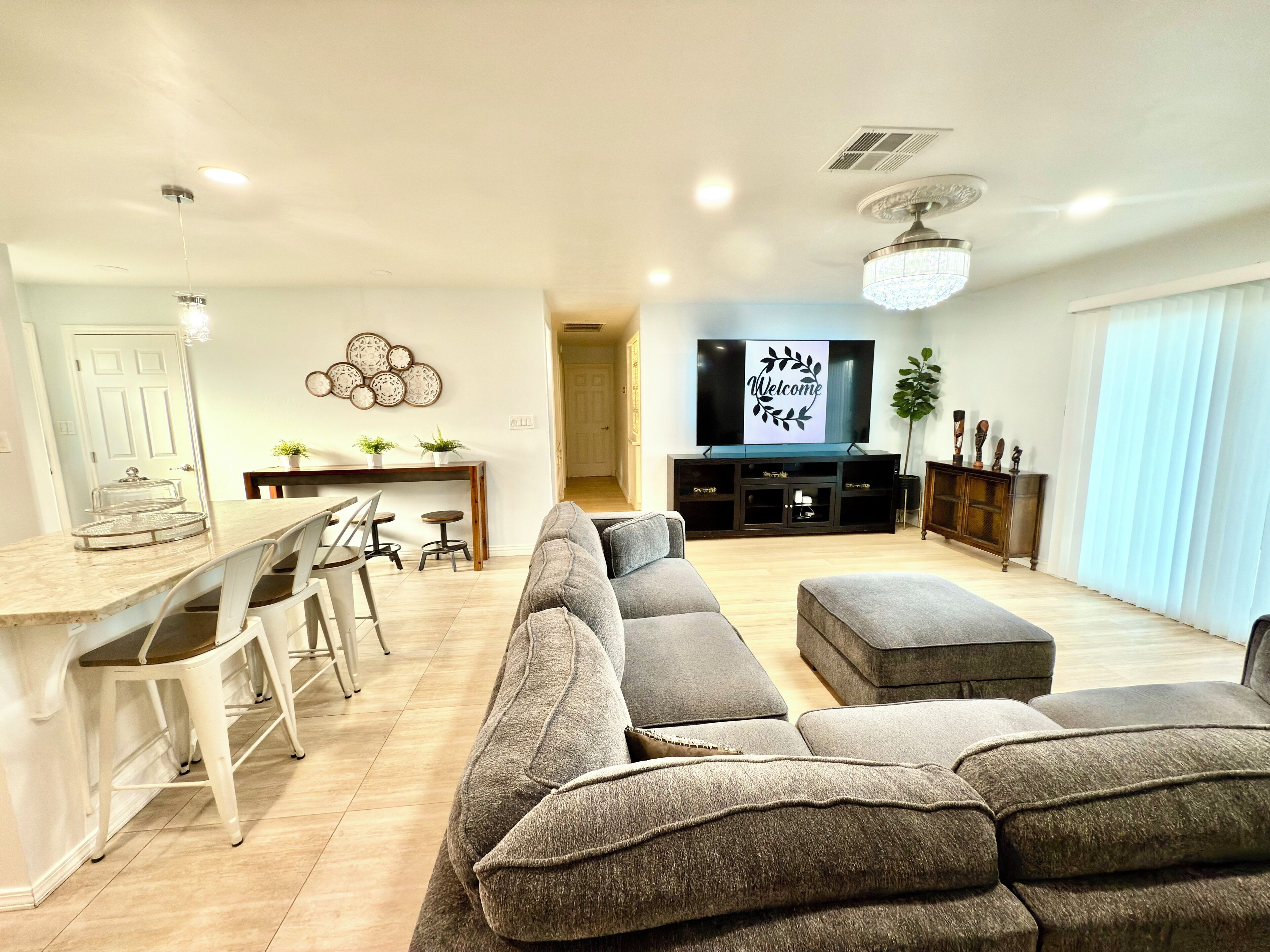 Chandelier Retreat 3br/2ba King Bed 85 Tv Netflix - Bakersfield, CA