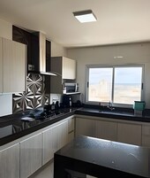 Apartamento superior | Cozinha privada | Geladeira, micro-ondas, talheres/pratos/utensílios de cozinha