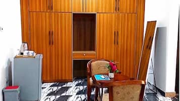 Quarto Duplo Superior, vista para o mar | Secretária, secretária adequada para computadores portáteis