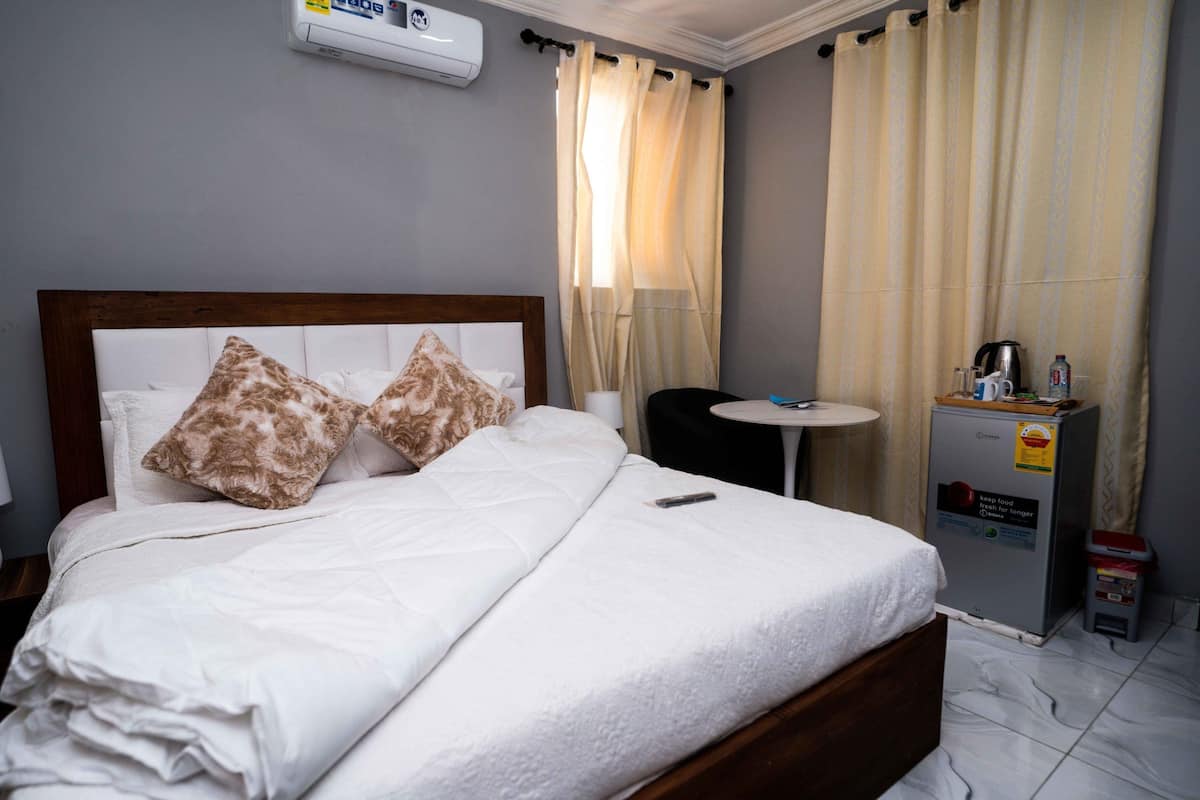 Quarto Duplo Standard, não fumadores | Secretária, secretária adequada para computadores portáteis