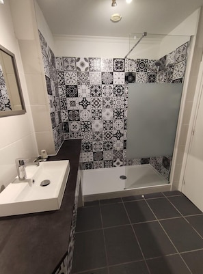 Quarto Triplo Comfort, Vista para a cidade | Casa de banho | Artigos de higiene pessoal grátis, um secador de cabelo 