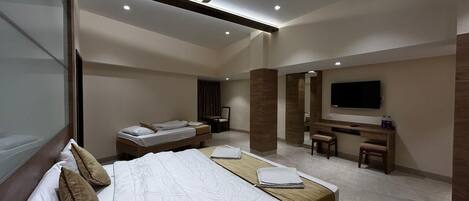 Quarto triplo premium | Escrivaninha, quartos à prova de som, Wi-Fi de cortesia