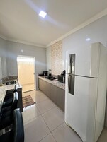 Apartamento standard | Cozinha privada | Geladeira, micro-ondas, talheres/pratos/utensílios de cozinha