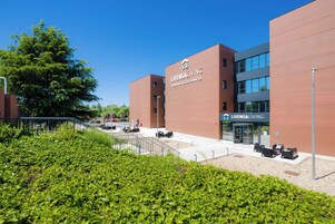Um edifício moderno com uma placa que diz 'LIVENSALIVING RESIDENCE DE ESTUDIANTES'.
