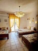 Quarto quádruplo, vista para o jardim | Cofres nos quartos, cortinas blackout, Wi-Fi de cortesia