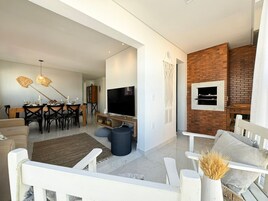 Apartamento | Área de estar | TV