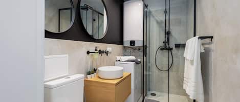 Apartamento Deluxe, varanda, Vista para a cidade | Casa de banho | Um polibã, artigos de higiene pessoal grátis, um secador de cabelo