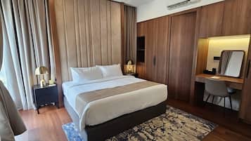 Quarto, várias camas, para não fumantes | Roupas de cama premium, cofres nos quartos, cortinas blackout
