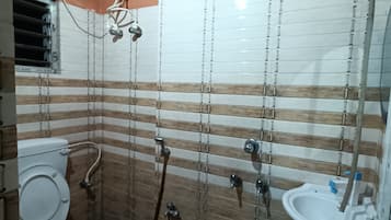 Quarto Duplo Standard | Casa de banho | Um polibã, artigos de higiene pessoal grátis, toalhas fornecidas, sabão