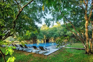 2 piscinas externas, funciona das 6h às 8h, guarda-sóis