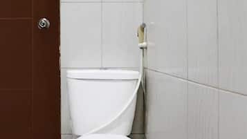 Chuveiro, toalhas de banho, sabonete, shampoo