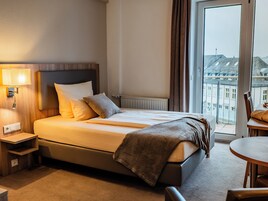 Quarto Individual | Roupa hipoalergénica, cofre no quarto, secretária