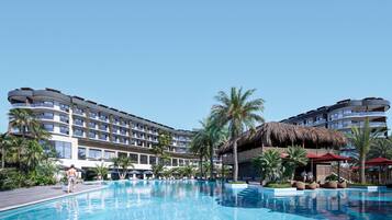 Piscina interna, piscina externa sazonal, barracas de cortesia