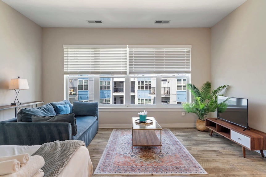 Cozysuites - Penrose On Mass W/ Pool & Parking #11 - Indianapolis, IN