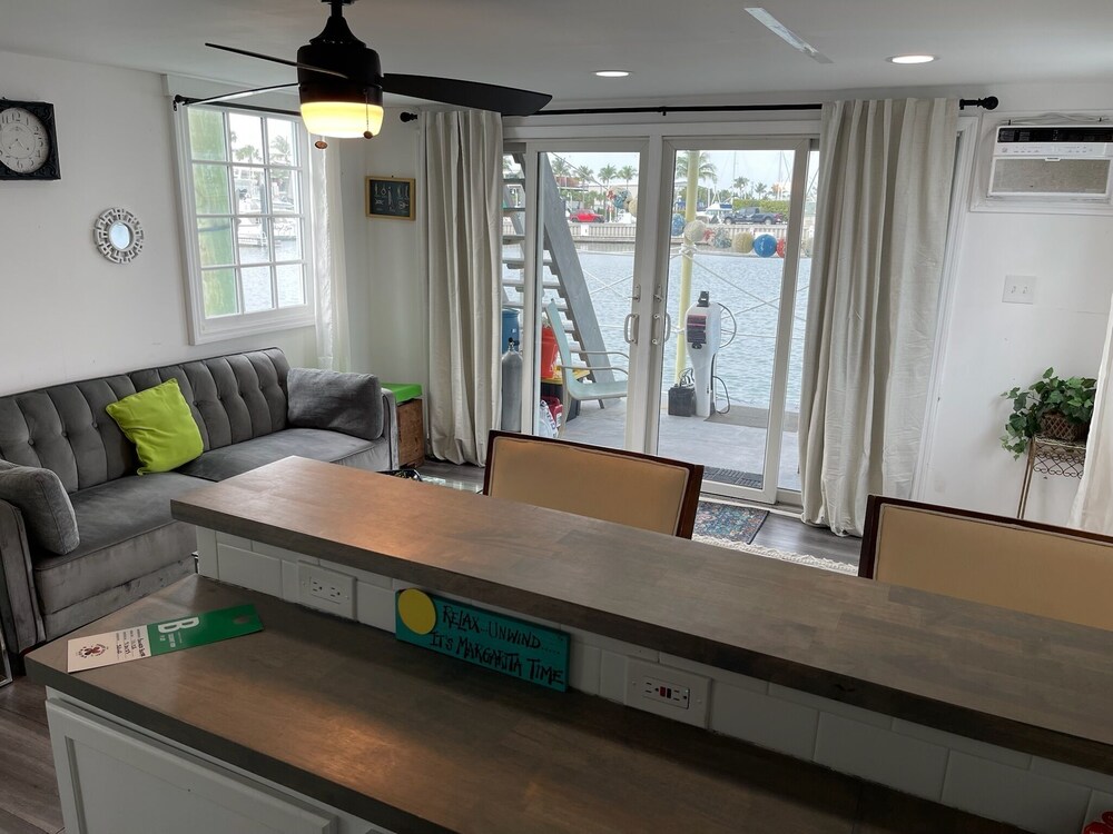 Cozy houseboat Felix the Cat Experience with AC and WiFi @ The Perry ...