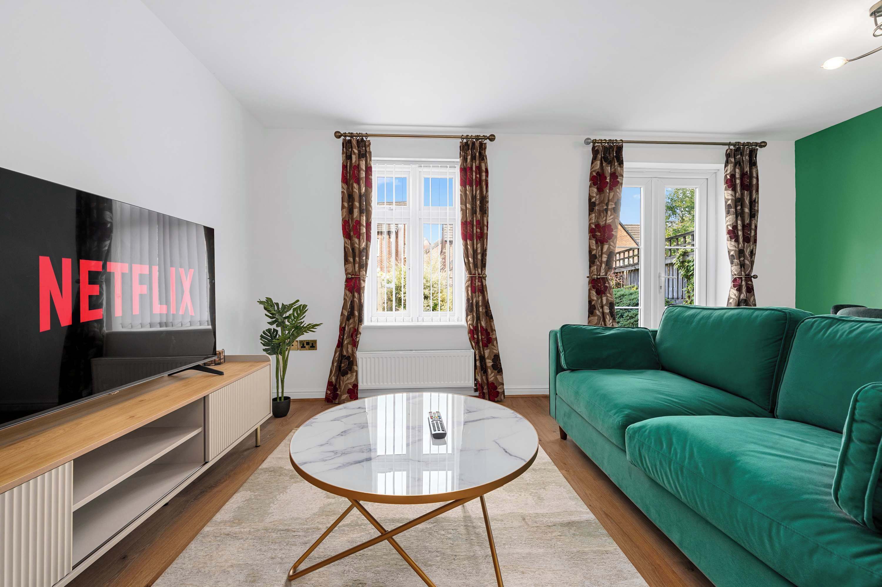 3 Bed House, Free Parking, Garden, Pet Friendly - Bury