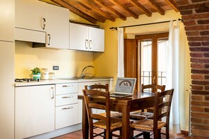 Apartamento Superior, Vista para a cidade | Cozinha privada | Um frigorífico, uma placa de cozinha, utensílios de cozinha 