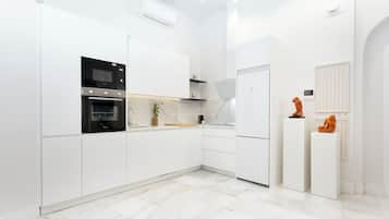 Apartamento (3 Bedrooms) | Cozinha privada | Um frigorífico/congelador grande, um micro-ondas, um forno