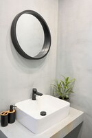 Um polibã, artigos de higiene pessoal grátis, um secador de cabelo 