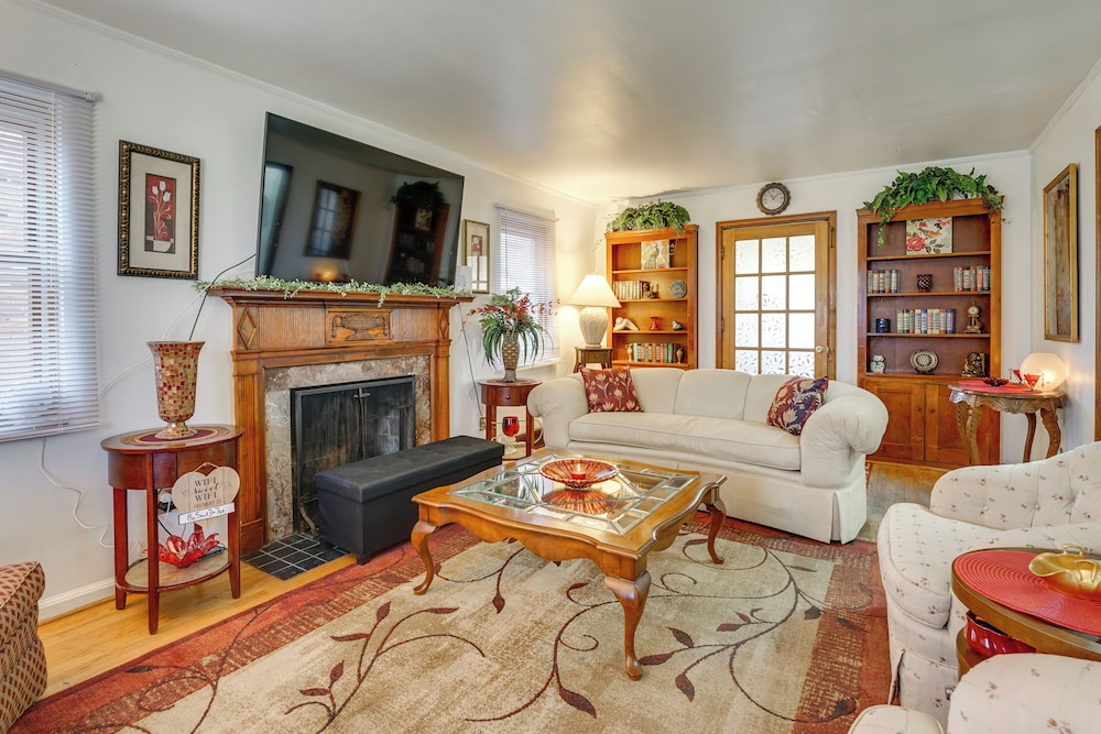 Walk To Detroit Zoo: Home W/ Sunroom & Patio! - Warren, MI