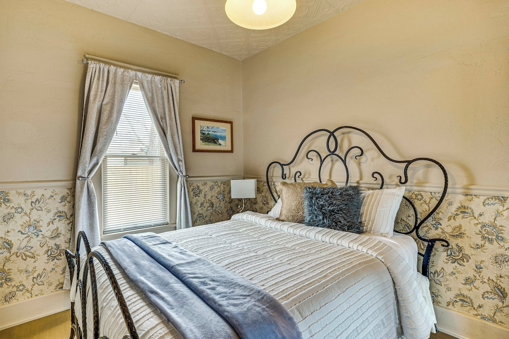 1 Block To Main St: Charming Montrose Home W/ Yard - Colorado