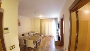 Quarto família, 2 quartos | Área de estar | TV LCD 32 polegadas com canais via satélite
