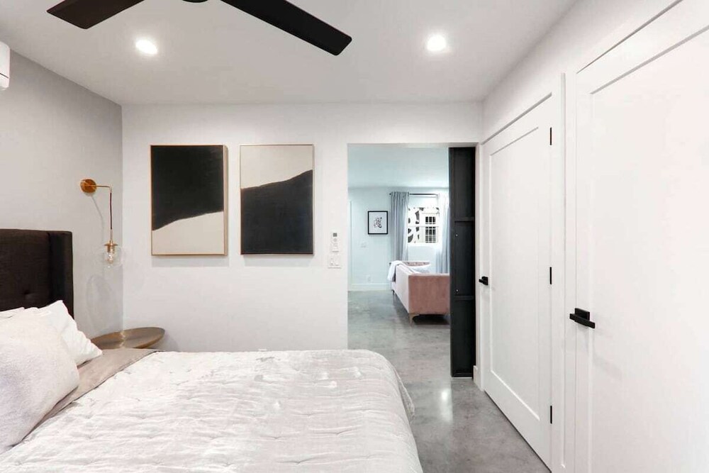 1BD 1BA - Black & White ArtBNB Cottage - Antique Row WPB - West Palm Beach | Vrbo