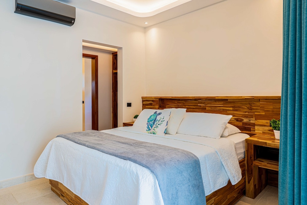 Charming condo with pool, patio, balcony, central AC & fully equipped ...