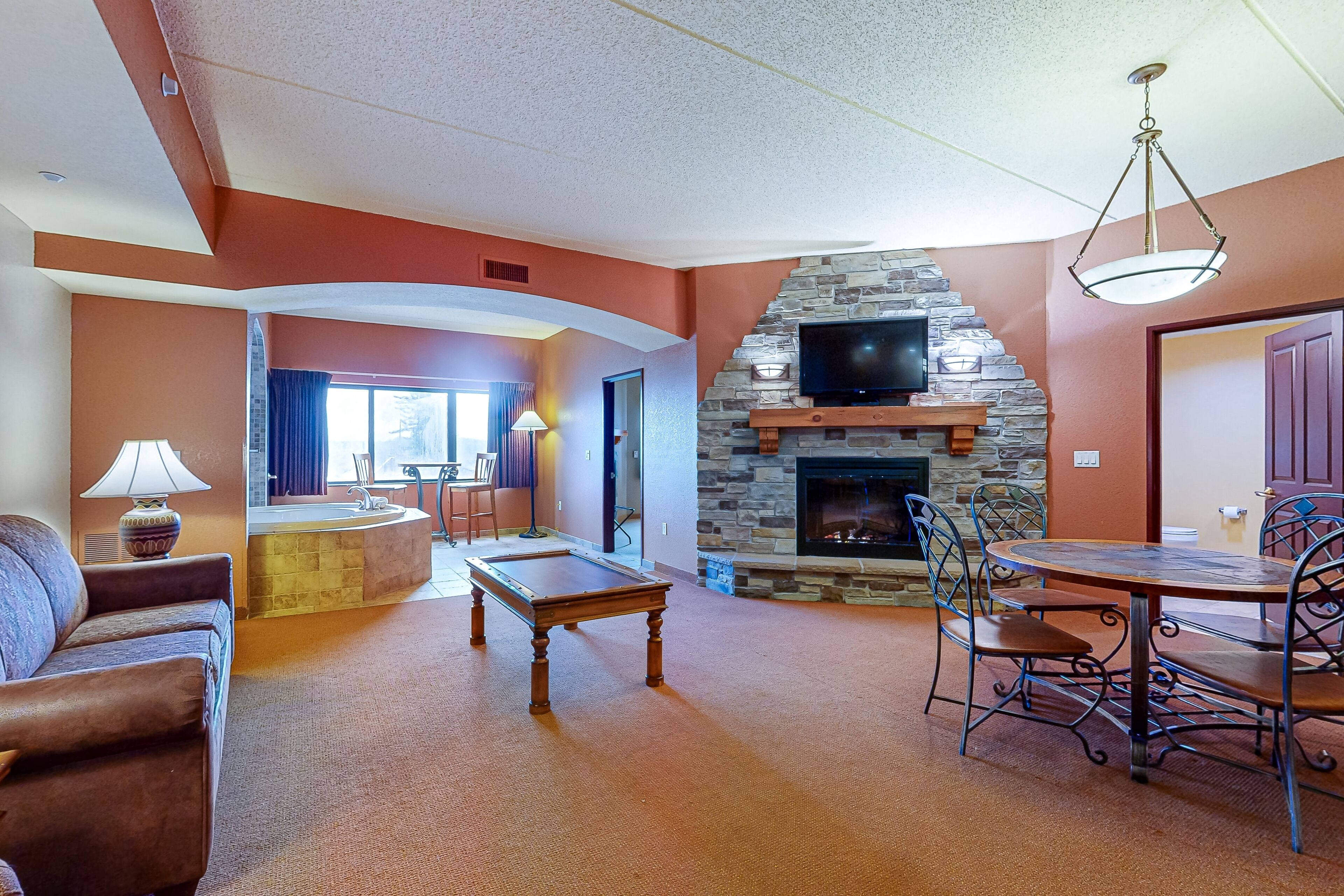 2nd-floor Condo With Elevator, Jetted Tub, Full Kitchen, & Fireplaces - Wisconsin