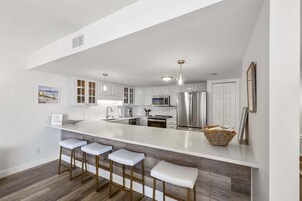 Apartamento em Condomínio Fechado, várias camas (Starboard Village 121) | Cozinha privada | Um forno, uma torradeira 