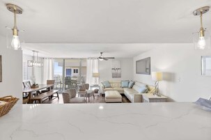 Apartamento em Condomínio Fechado, várias camas (Starboard Village 121) | Sala de estar