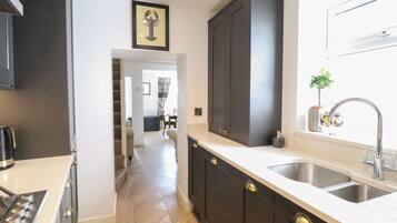 Lava-louças, talheres/pratos/utensílios de cozinha