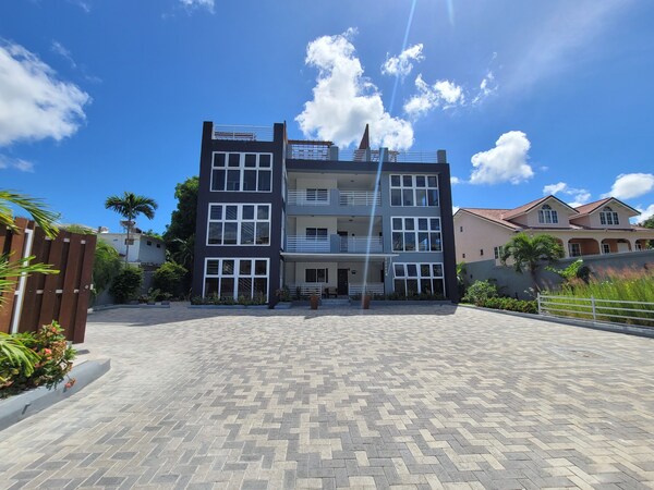 Amber Glades - Kingston