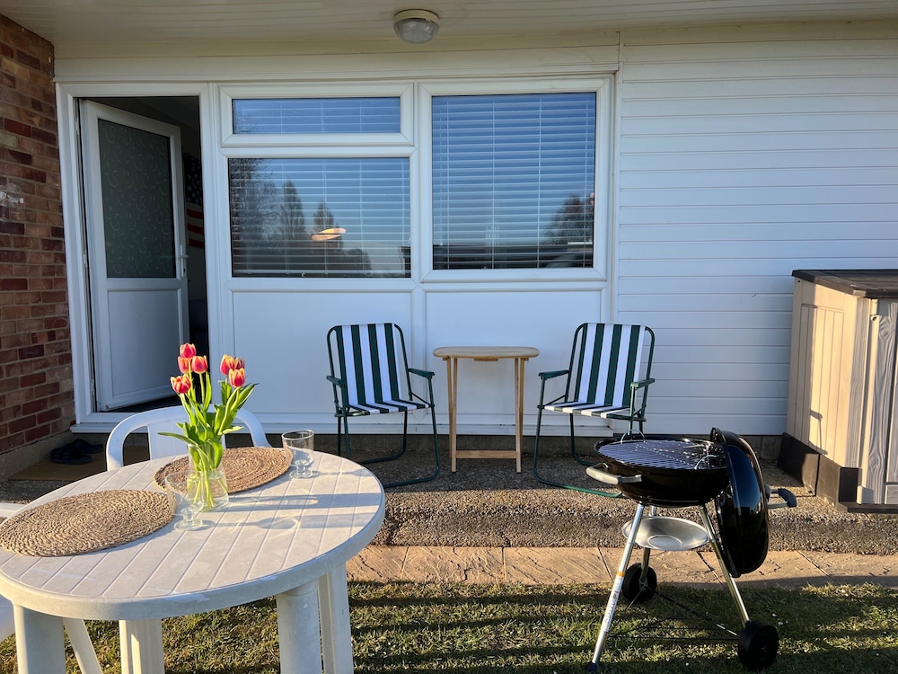 Beach Chalet - 2 Bedrooms - 4 Guests - Parking - Hemsby