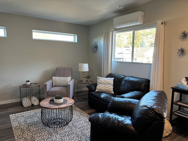 Fully Appointed 2 Bedroom Carriage House In Beautiful Penticton! Winter Rates! - Penticton