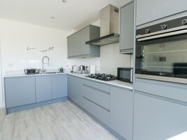 Uma máquina de lavar louça, utensílios de cozinha 