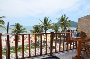 Quarto Triplo Superior, vista para a praia | 1 quarto, minibar, secretária adequada para computadores portáteis 