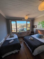 Quarto Triplo | Casa de banho | Um polibã, um chuveiro fixo, toalhas fornecidas, papel higiénico 