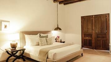 Quarto Superior, vista para o jardim | Cofre no quarto, com mobília individualizada, ferro/tábua de engomar