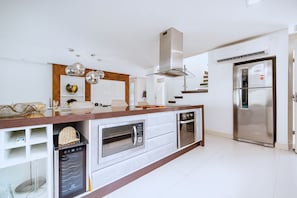 Casa Deluxe, 6 quartos, piscina privativa | Cozinha privada | Um frigorífico, um micro-ondas, um forno, uma placa de cozinha