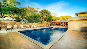 Villa | Piscina | Piscina exterior, da(s) 9:00 à(s) 19:00, guarda-sóis, espreguiçadeiras