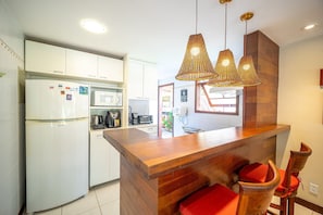 Villa | Cozinha privada | Um frigorífico, um micro-ondas, um forno, uma placa de cozinha
