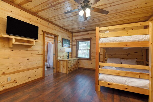 Dolly's Lodge By Avantstay Sleeps 28 - Luxe Smokies Cabin Game Room, Hot Tub, Views, Near Attractions - Gatlinburg, TN