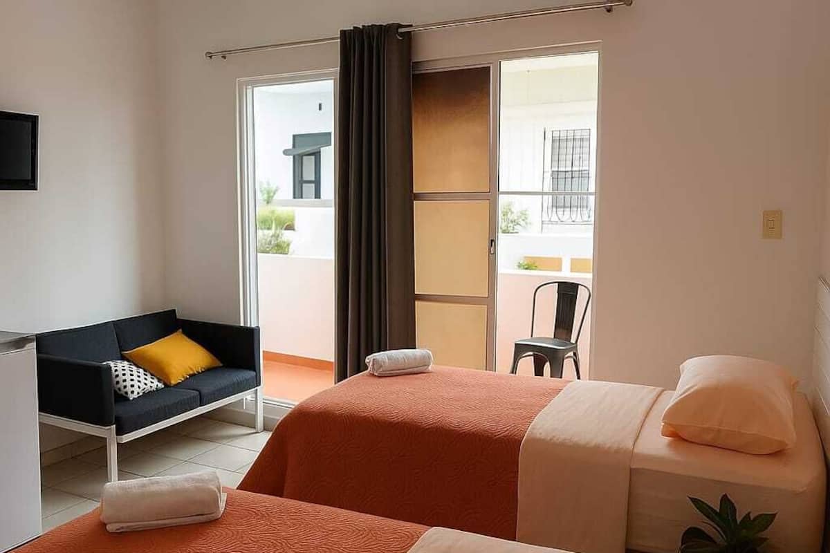 Quarto Twin Cidade, 2 camas individuais, fumadores, Vista para a cidade | Secretária adequada para computadores portáteis