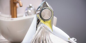 Um polibã, um secador de cabelo, chinelos, um bidé 