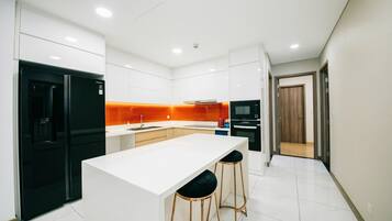 Apartamento Deluxe, 1 quarto, varanda, Vista para a cidade | Casa de banho | Um polibã, artigos de higiene pessoal grátis, um secador de cabelo