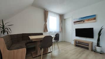 Apartamento clássico, várias camas, cozinha (White-star) | Área de estar | TV de tela plana