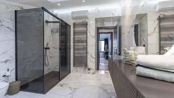 Penthouse de Luxo, Vista para a cidade, junto ao mar | Casa de banho | Um secador de cabelo, toalhas fornecidas, sabão, champô